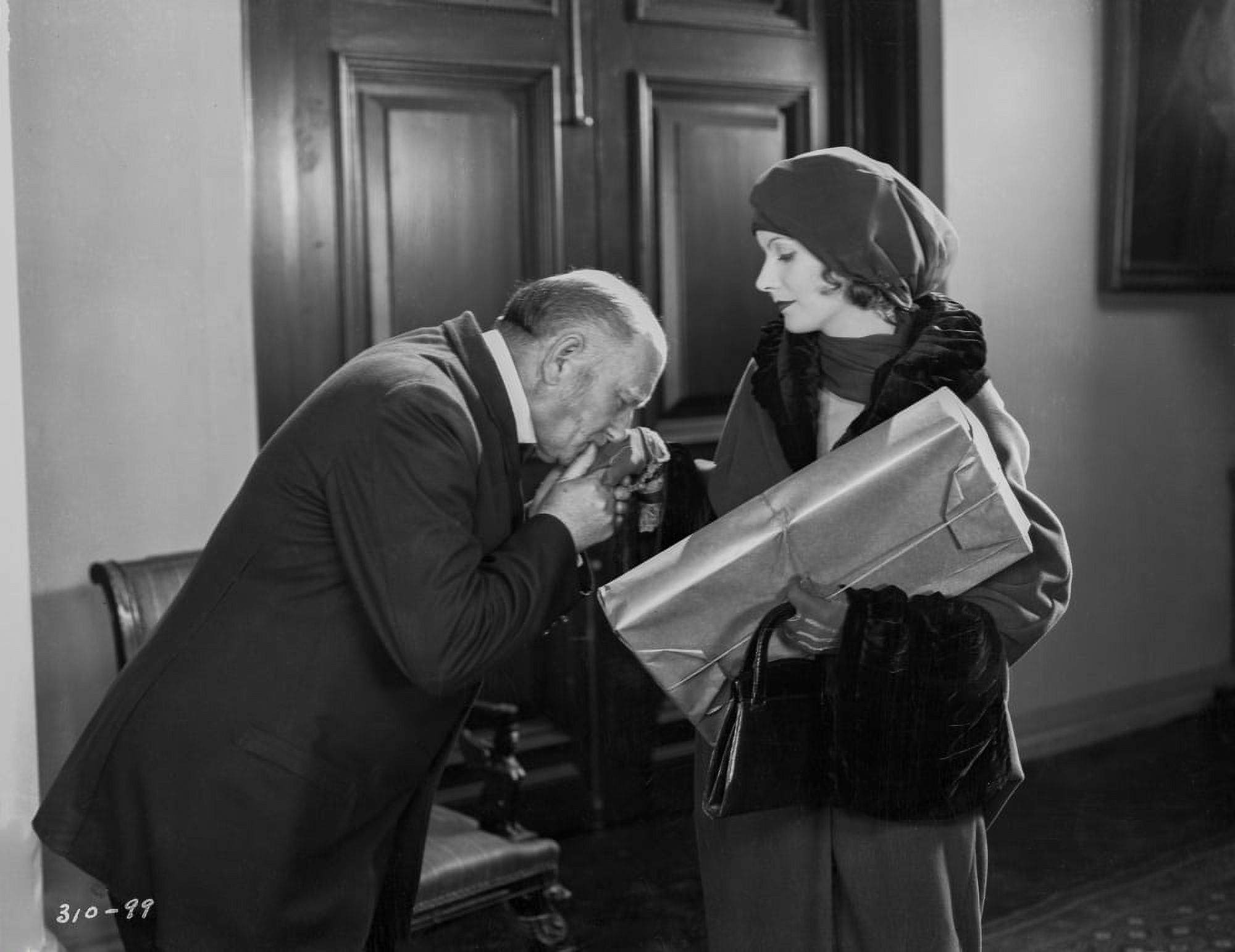 Greta Garbo an Old Man Kissing Her Hand Photo Print (8 x 10) - Walmart.com