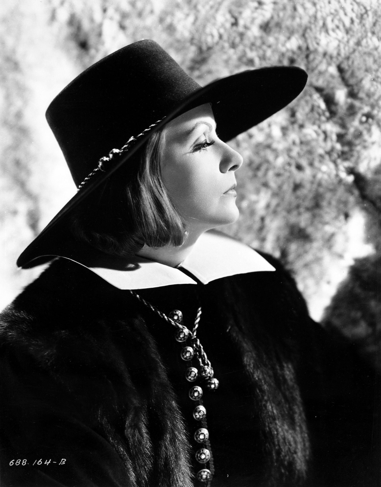 Greta Garbo wearing a cavalier hat Photo Print (8 x 10) - Walmart.com