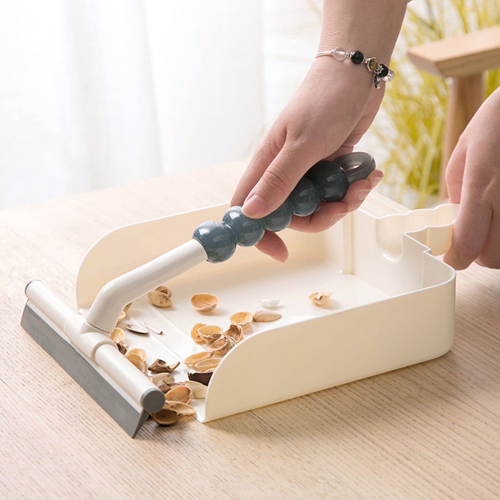 Grrvtrz The Car Window Glass Can Be Wiped with A Rubber Dining Table ...