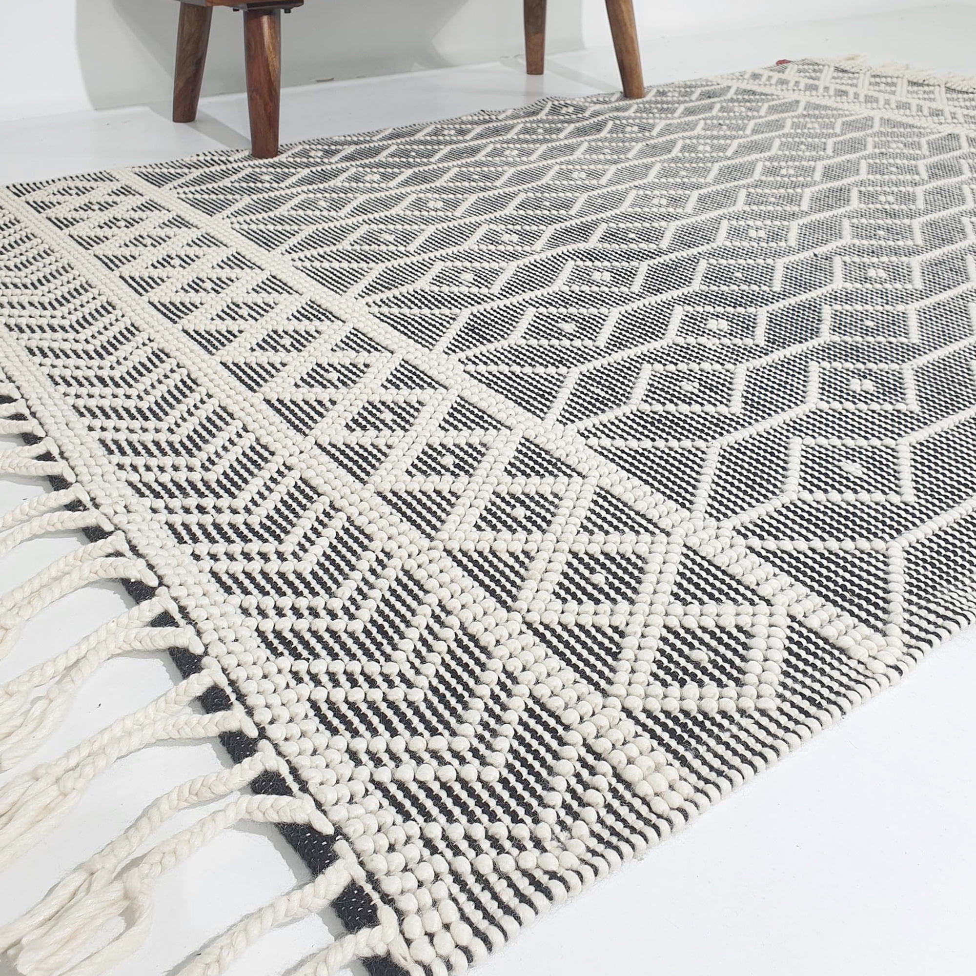 Handmade Ramsha Black & Natural Woven Rug - SRN 018 - Walmart.com