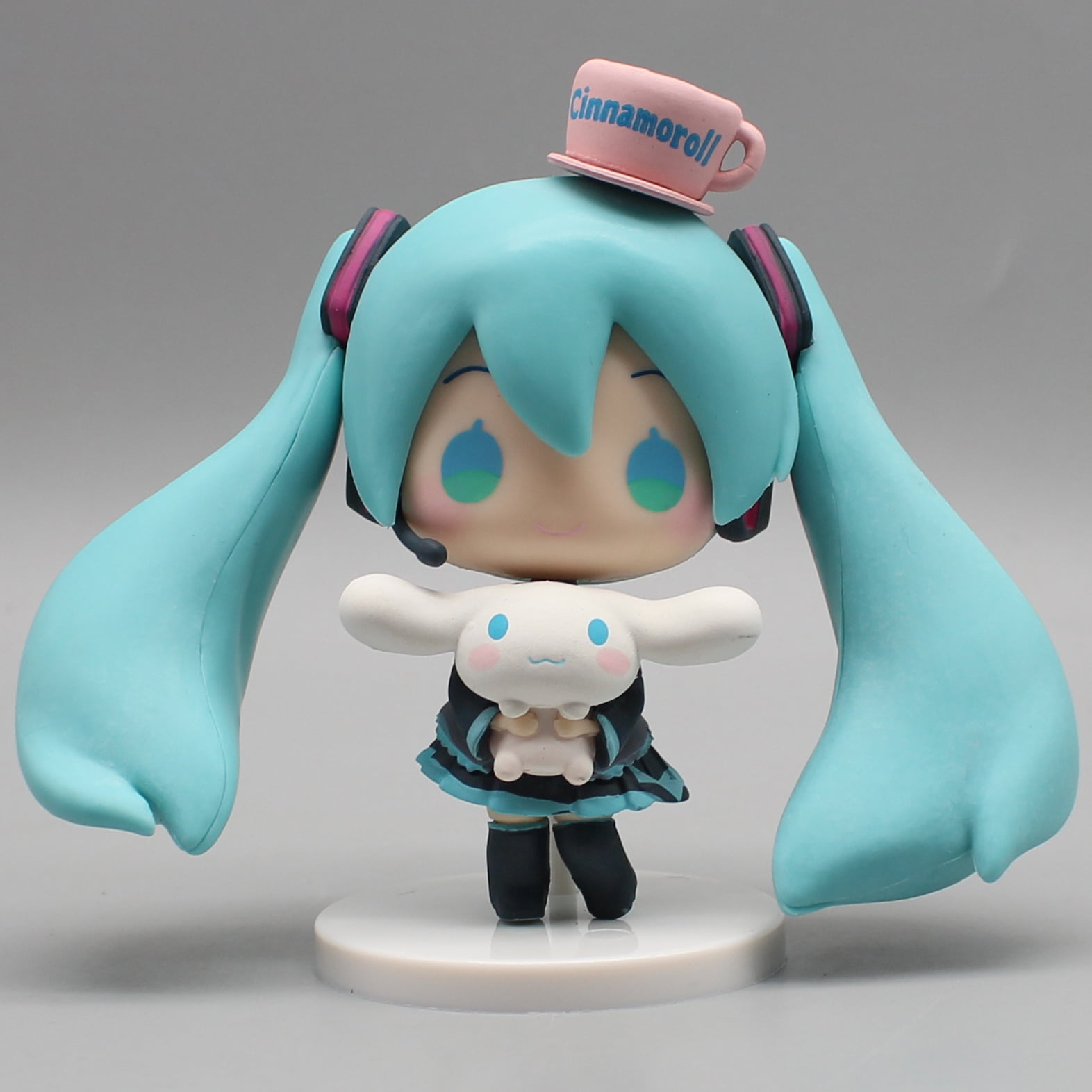 Hatsune Miku Anime Figurine Holding Cinnamoroll Bean Eyed Kawaii ...