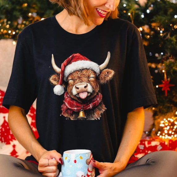 Highland Cow CH1Ristmas S1Hirt, Cow With Santa Hat T-S1Hirt, H1oliday ...
