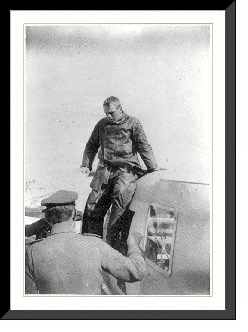 Historic Framed Print, [Oberleutnant Oswald Boelke probiert in Montmédy ...