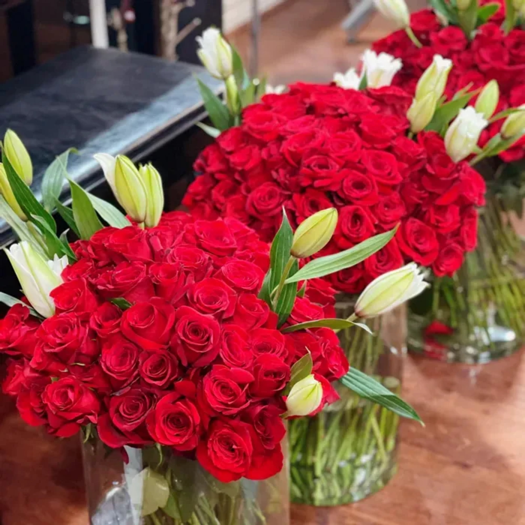 Houston Fresh Flowers 100 Red Roses with Lily - 100 Roses - Walmart.com