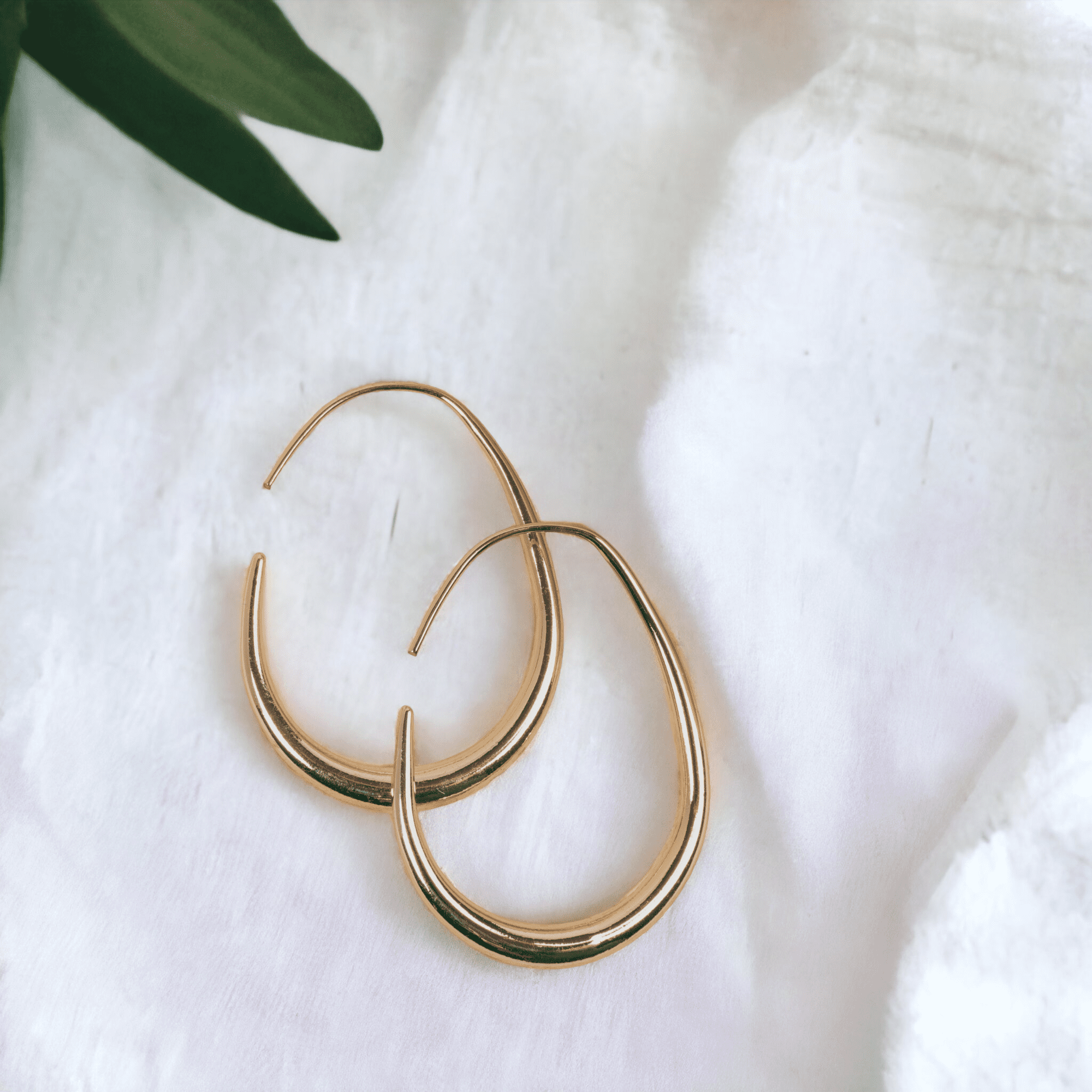 Howard's Medium Gold Graduated Oval Hoop Earrings for Women - Walmart.com
