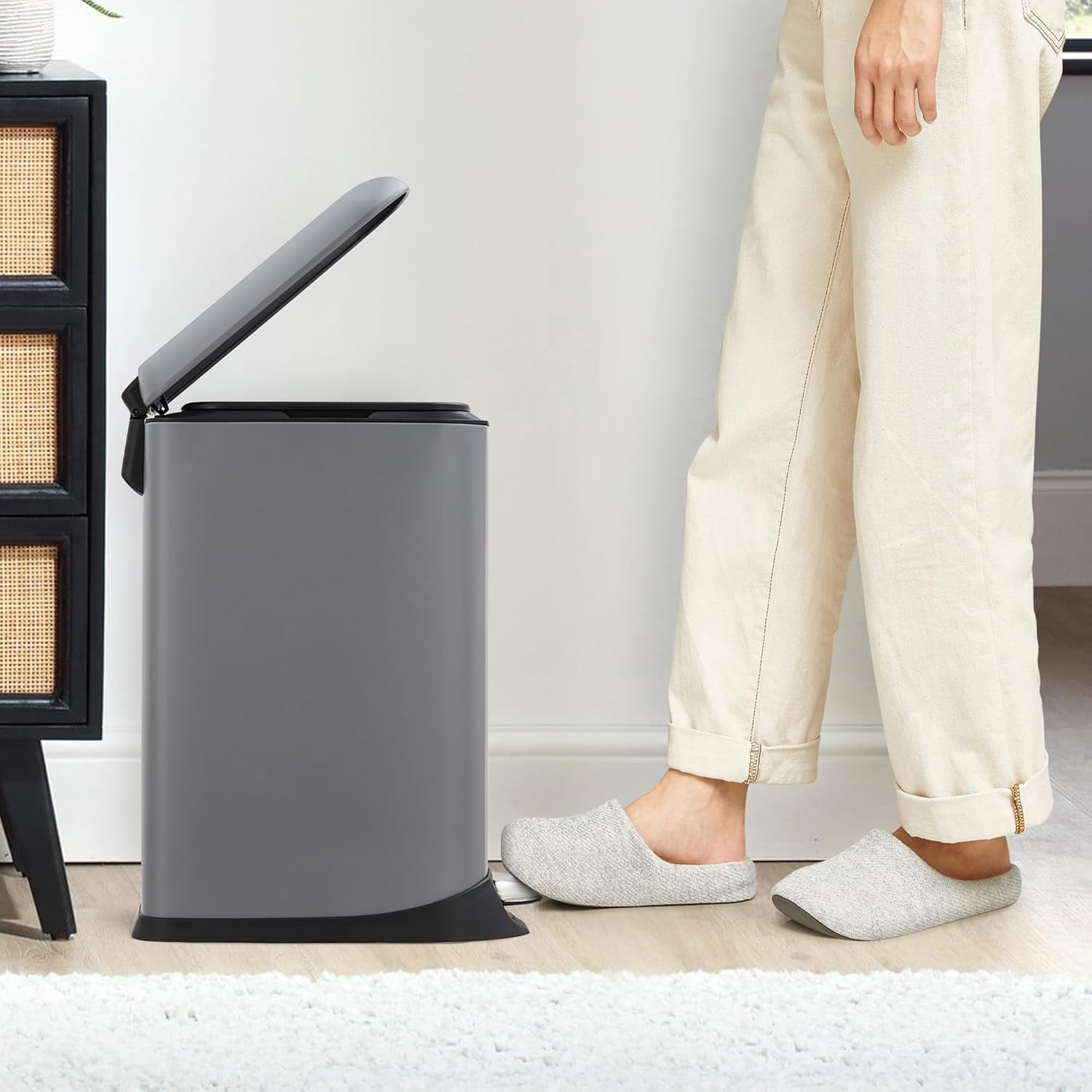 Huisuilinss Soft Close Step Trash Can, Slim Trash Can 3.2 Gallon with ...