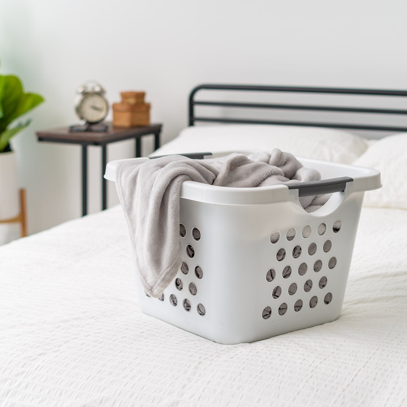 IRIS USA 30L Plastic Laundry Basket Hamper Organizer with Built-In ...