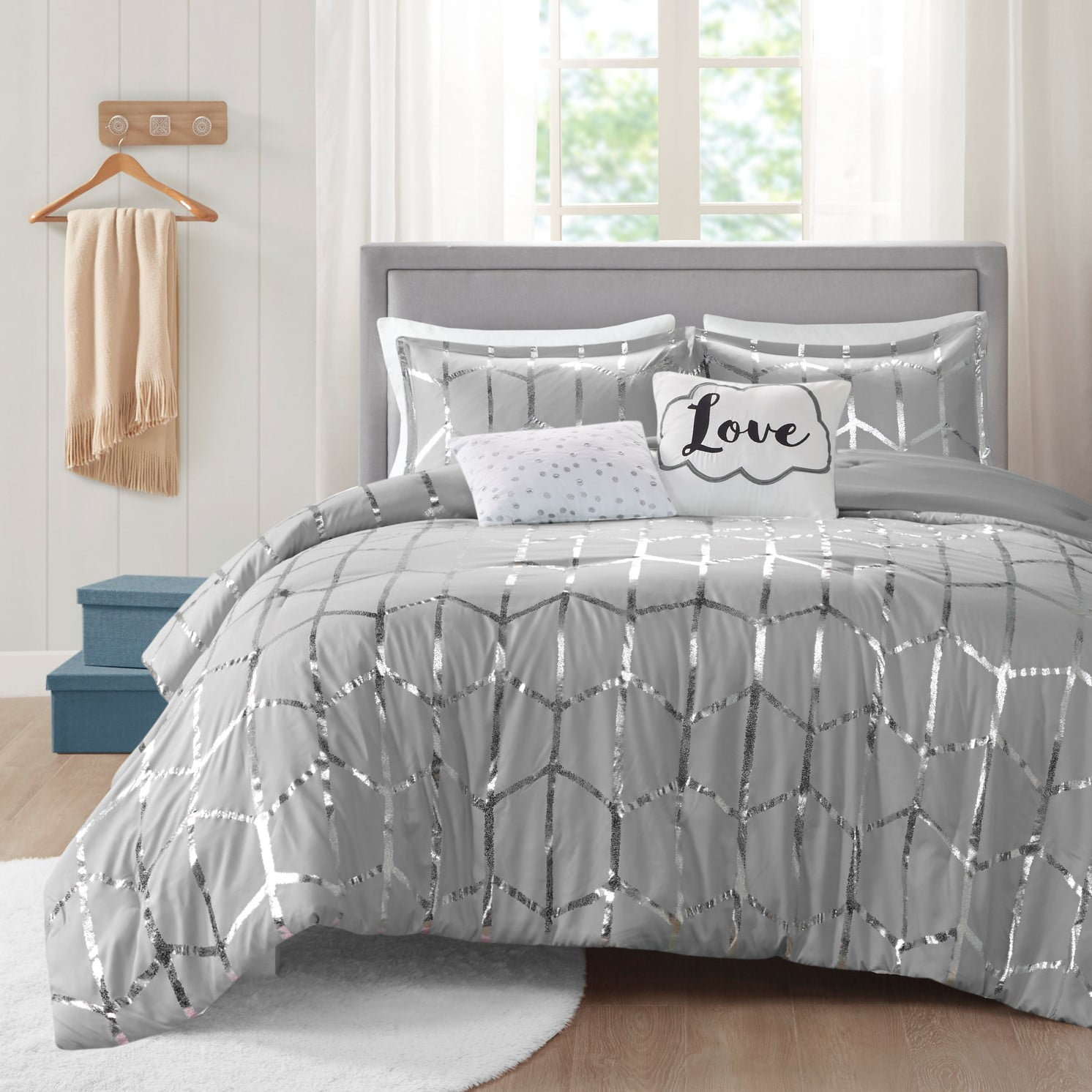 Intelligent Design Full/Queen Comforter Set with Decor Pillow Metallic ...