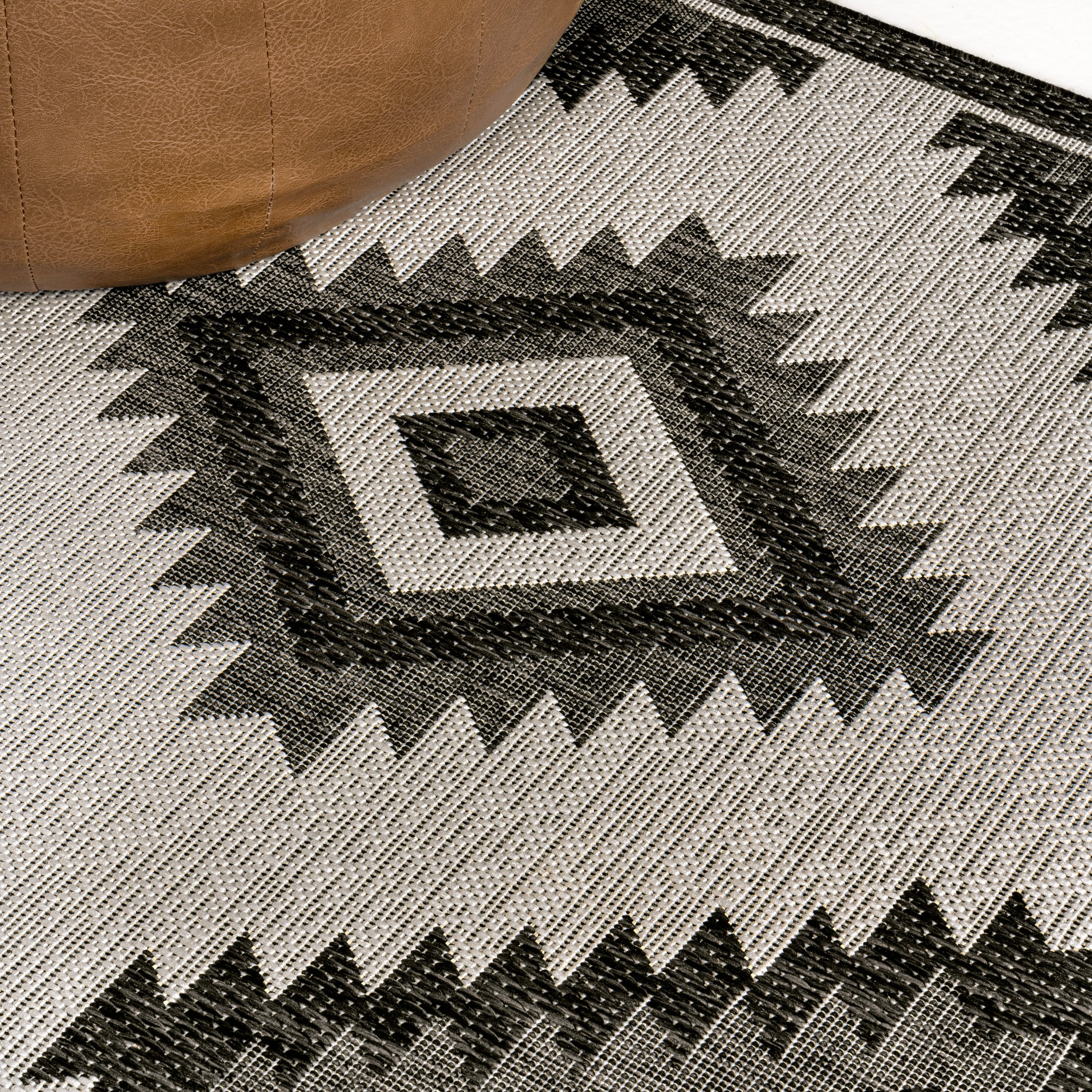 JONATHAN Y Aimee Geometric Moroccan Diamond Black/Cream Indoor/Outdoor ...