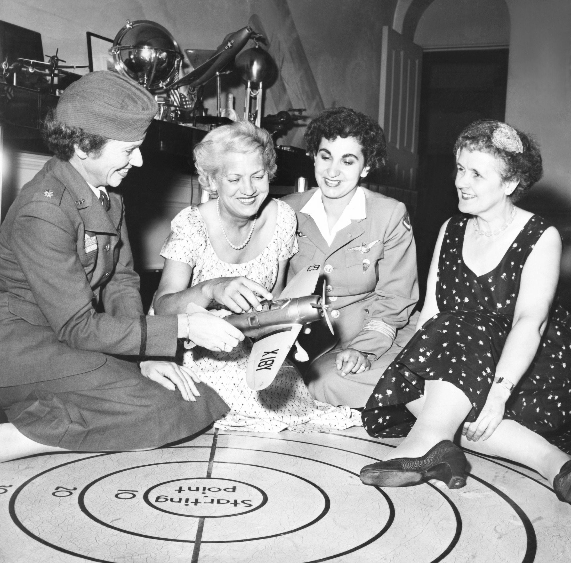 Jacqueline Cochran (2Nd From Left) And Famous Women Flyers Talk Shop At ...