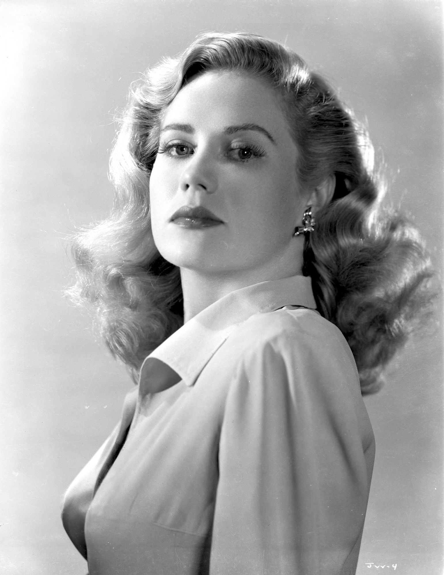 Jacqueline White Portrait in Long Sleeve Collar Shirt while Looking to ...