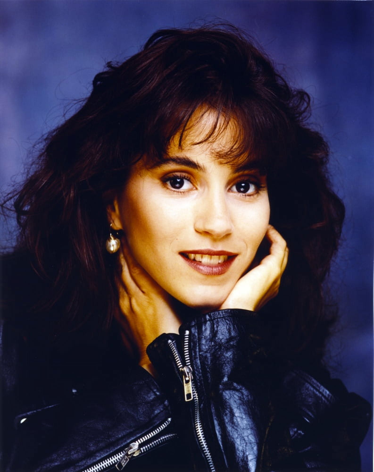 Jamie Gertz Leaning with a smiling Pose Photo Print (8 x 10) - Walmart.com