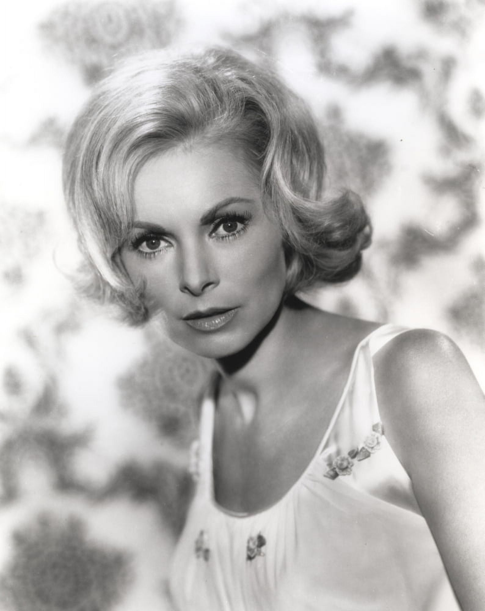 Janet Leigh Portrat in White Scoop-Neck Strap Dress Photo Print (8 x 10 ...