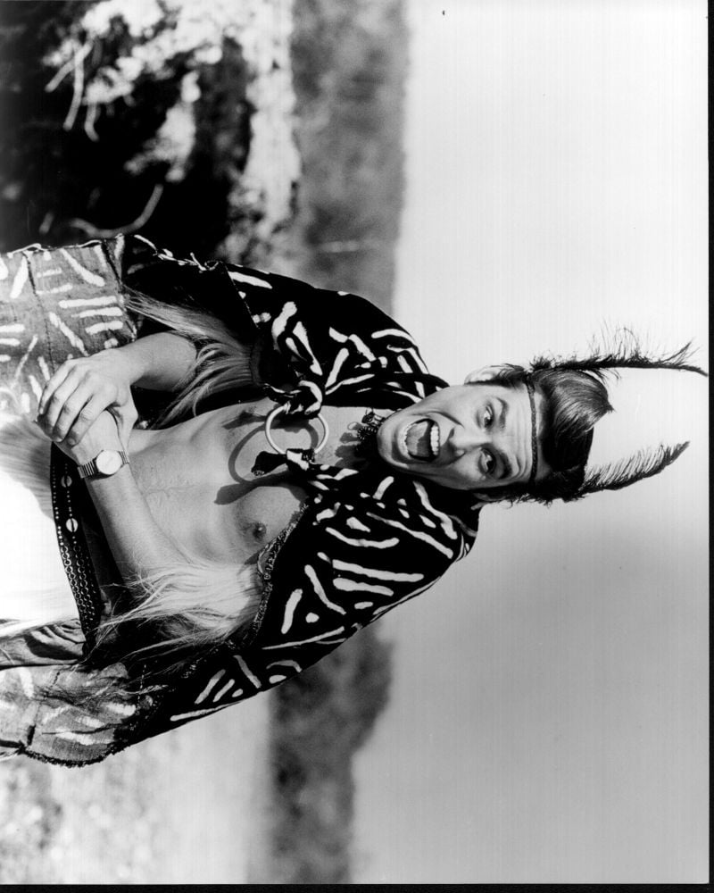 Jim Carrey Wearing Tribal Cape In Ace Ventura: When Nature Calls Black ...