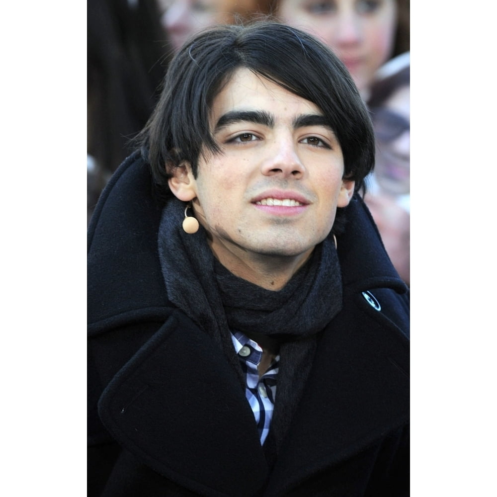 Joe Jonas At A Public Appearance For Cbs Early Show Interview With ...
