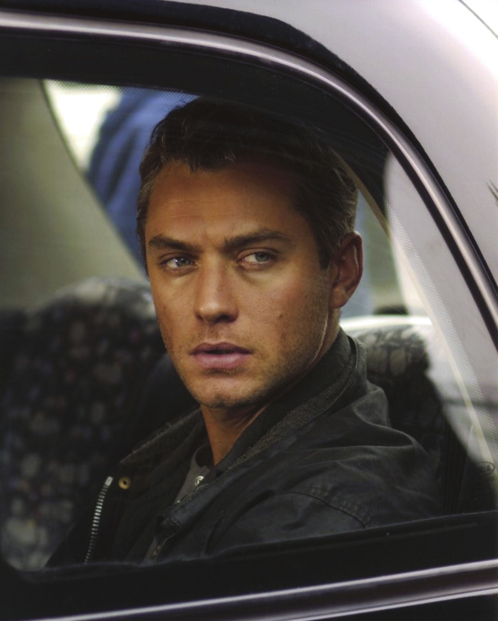 Jude Law in Car Photo Print (24 x 30) - Walmart.com