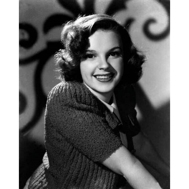 Judy Garland lovely pose 1940's of young Judy in cardigan smiling ...