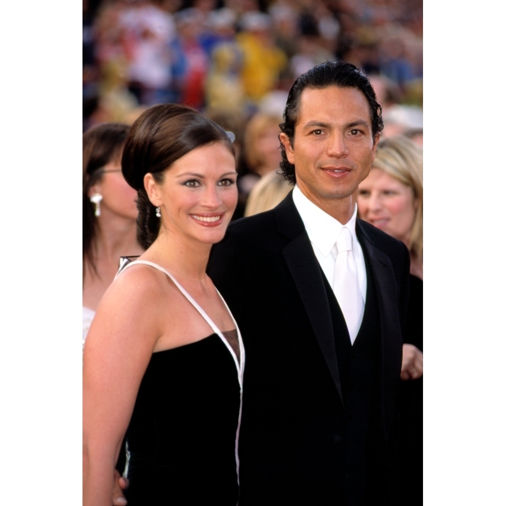 Julia Roberts And Benjamin Bratt At Academy Awards 3252001 By Robert ...