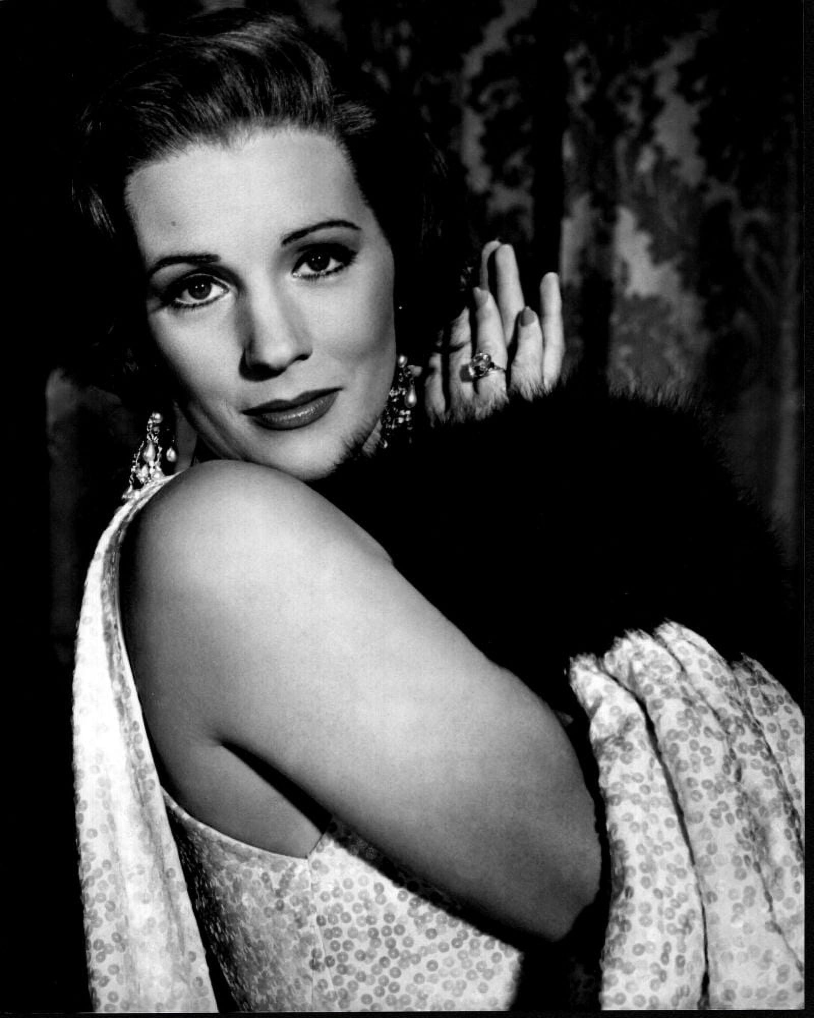 Julie Andrews Headshot With Fur Black And White Photo Print (8 x 10 ...