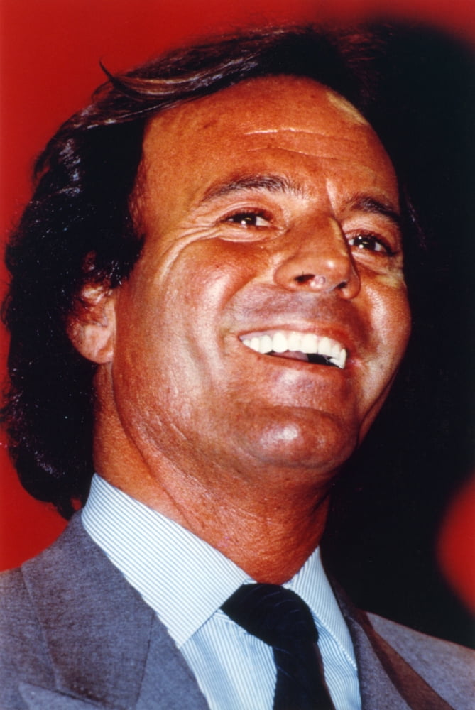 Julio Iglesias Portrait in Formal Attire Photo Print (8 x 10) - Walmart.com