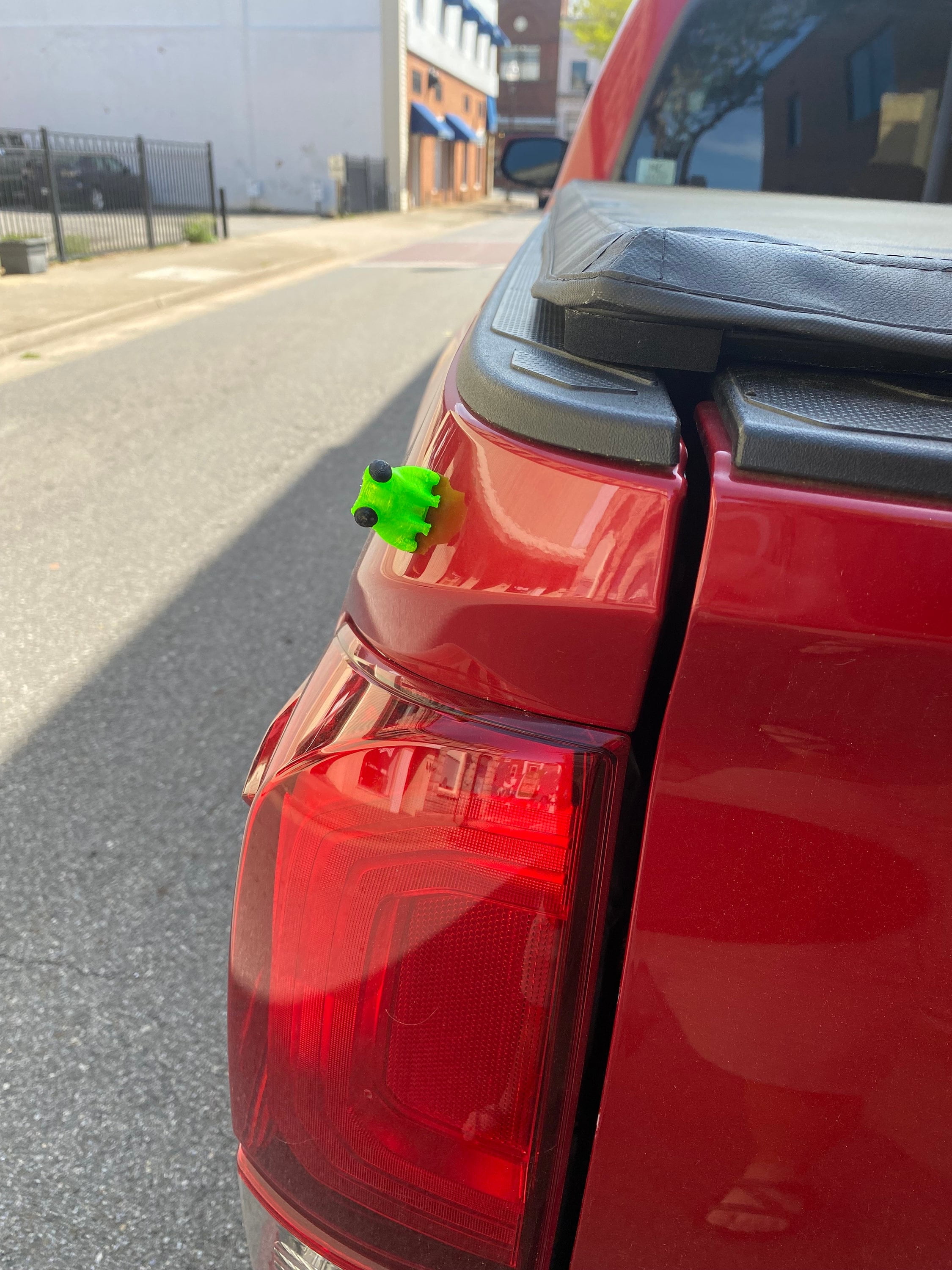 The 3D Shop Just a Lil Green Dude (Magnetic Frog) - Walmart.com