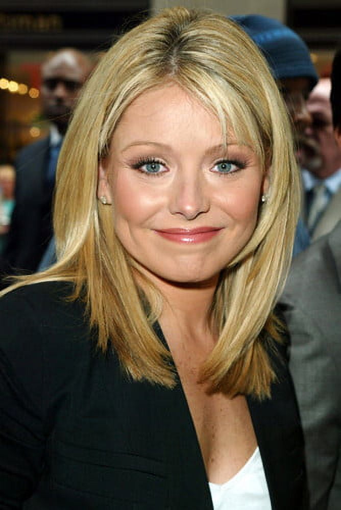 Kelly Ripa Candid Close Up Color 24x36 Poster - Walmart.com