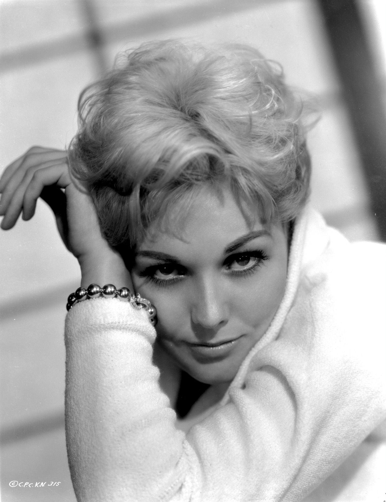Kim Novak in White Sweater Portrait Photo Print (8 x 10) - Walmart.com