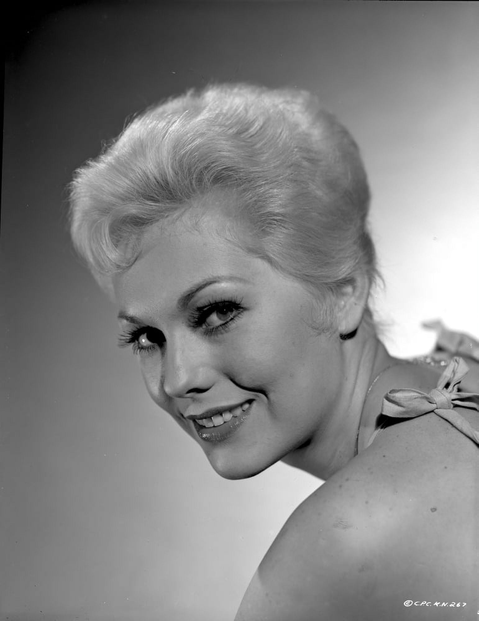 Kim Novak smiling Close Up Portrait Photo Print (8 x 10) - Walmart.com