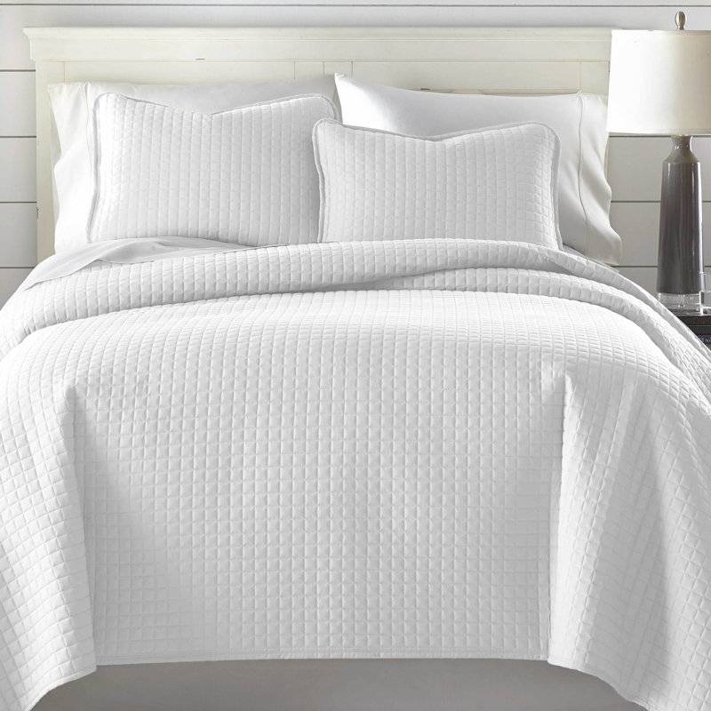 King/Cal King Lightweight White Ultra Soft 3-Piece Microfiber Quilt Set ...
