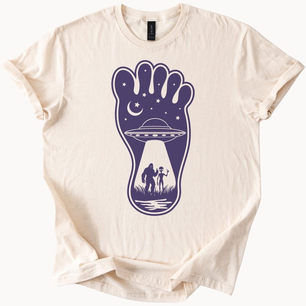 Kiraa Tee With Bigfoot Alien Ufo Encounter Shirt Funny Sasquatch ...
