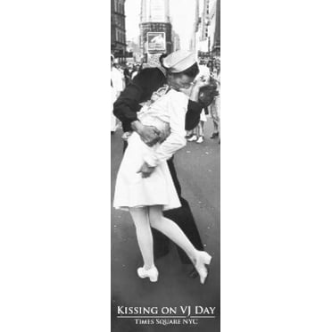 WWII Kiss Poster Kissing On VJ Day World War 2 New 24x36 - Walmart.com