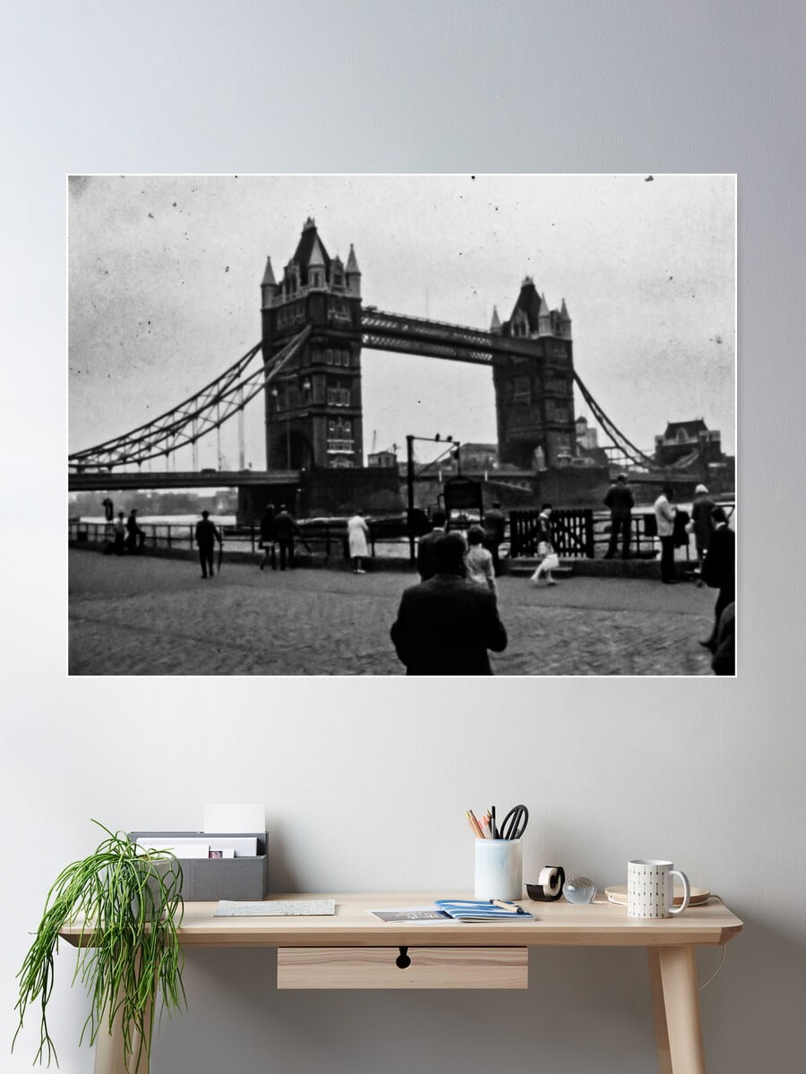 Kna Prints - 1 Pc Poster Tourists In Front Of London Bridge, UNFRAMED ...