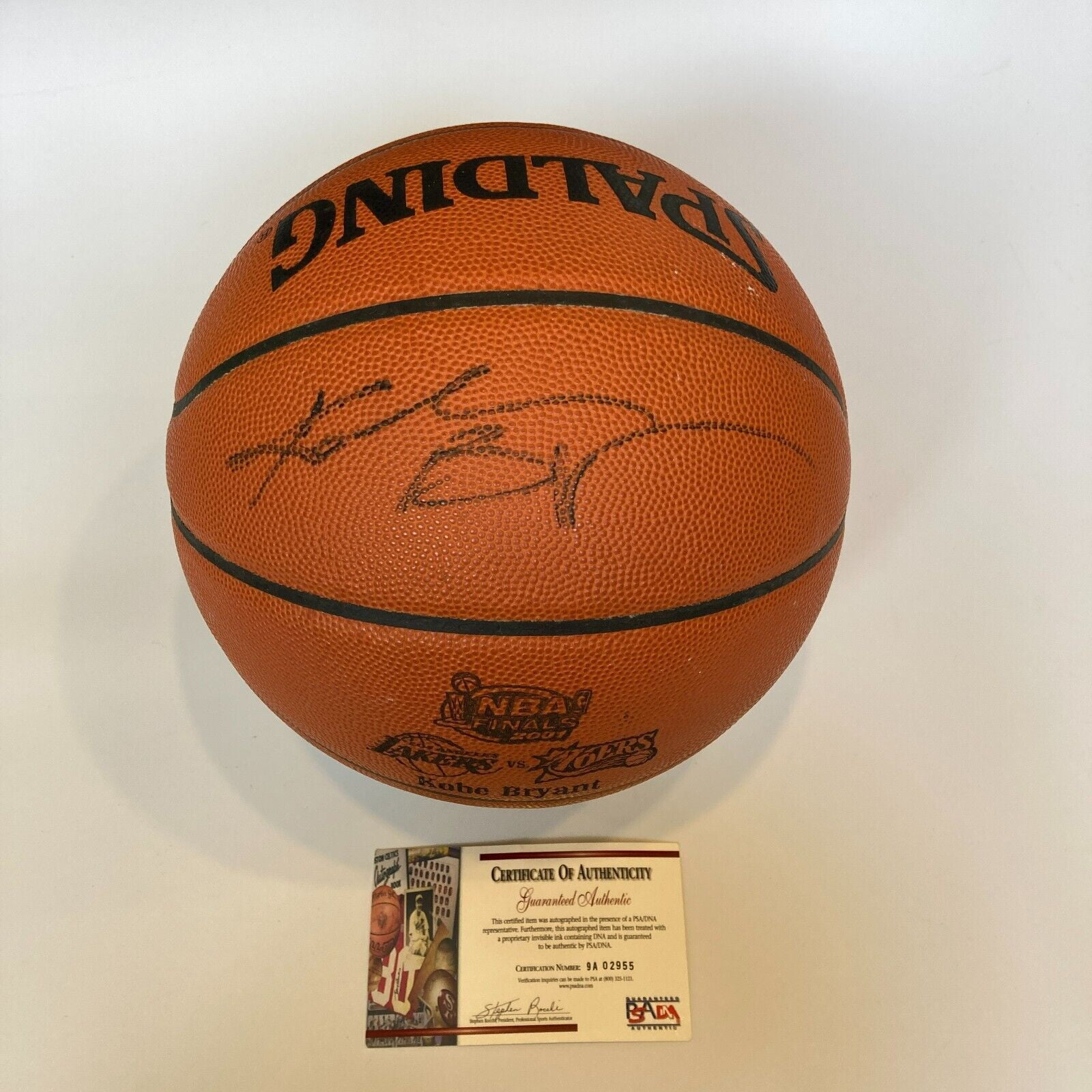 Kobe Bryant Signed 2001 Finals Official Spalding Game Basketball PSA ...