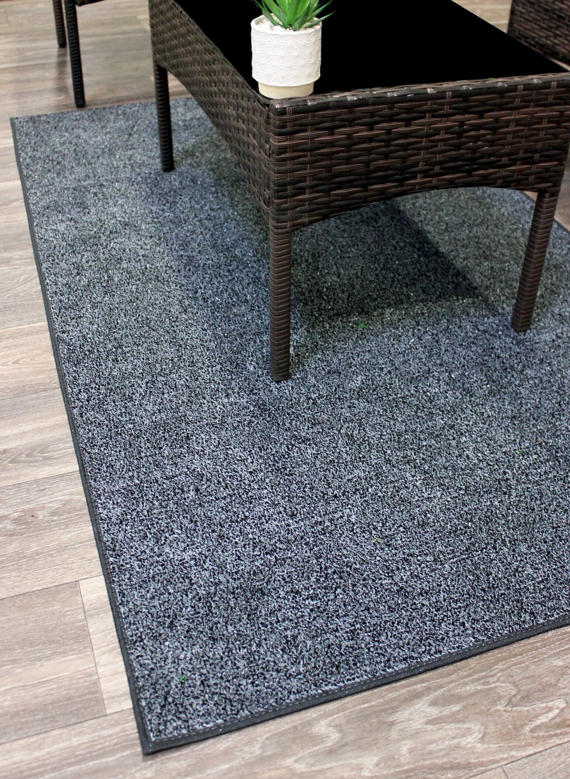 Koeckritz Rugs Gray Black Indoor/Outdoor Artificial Grass Rug, 4'x6 ...