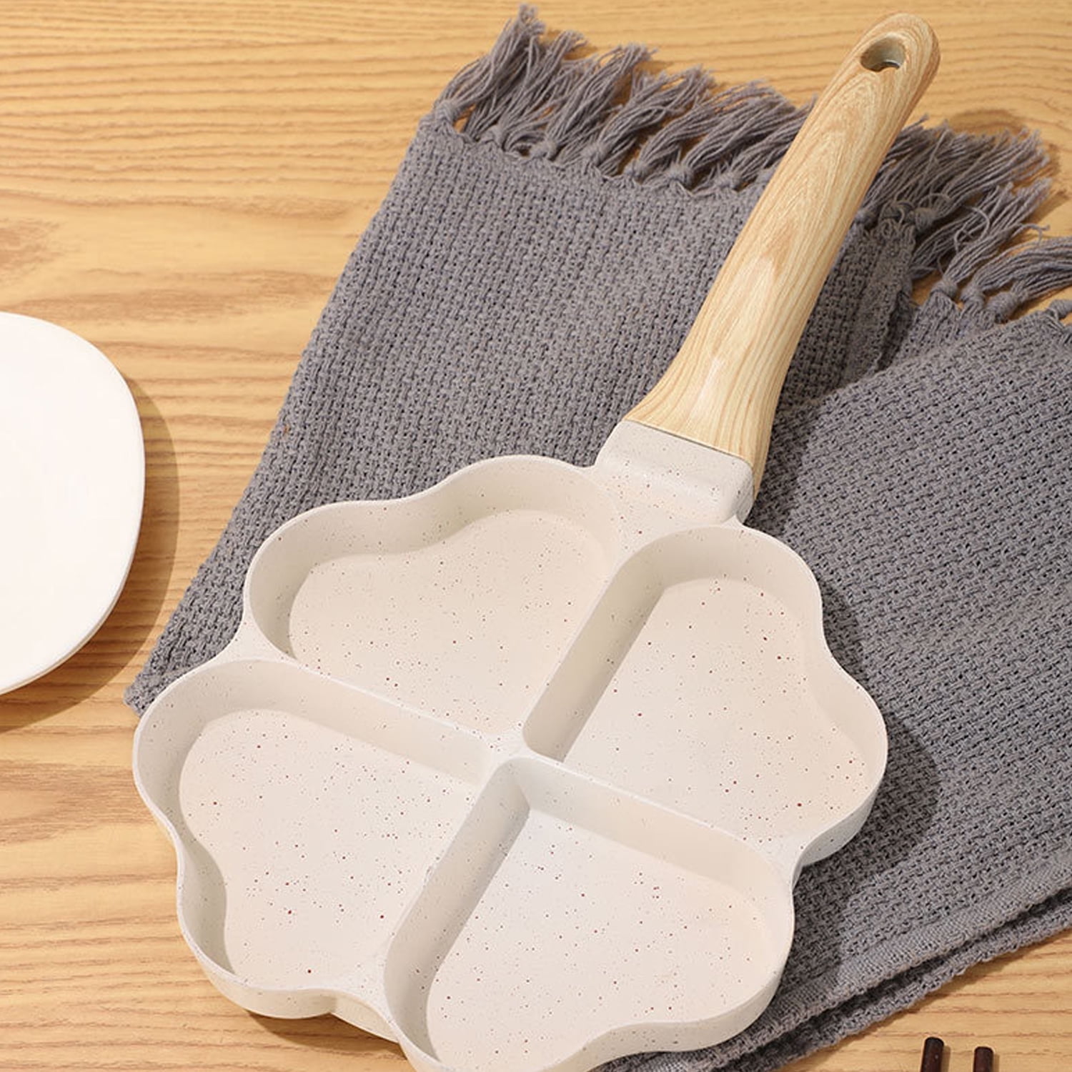 LINGJIA 4-Cup Egg Pan Nonstick Heart Shaped Egg Frying Pan Versatile Breakfast Skillet for Eggs ...