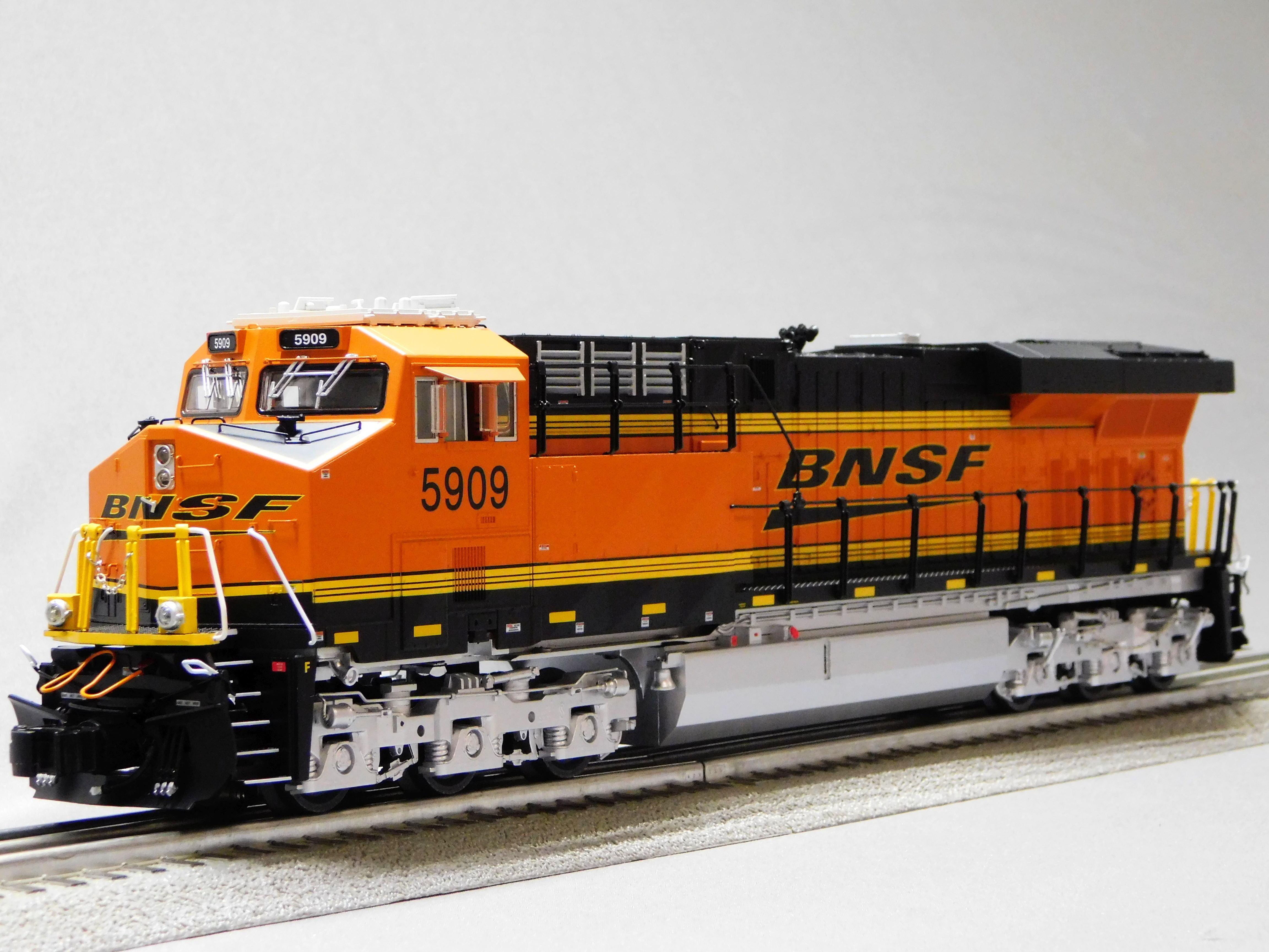 LIONEL BTO BNSF SUPERBASS ES44AC NON-POWERED 5909 ENGINE O GAUGE 2433429 - Walmart.com