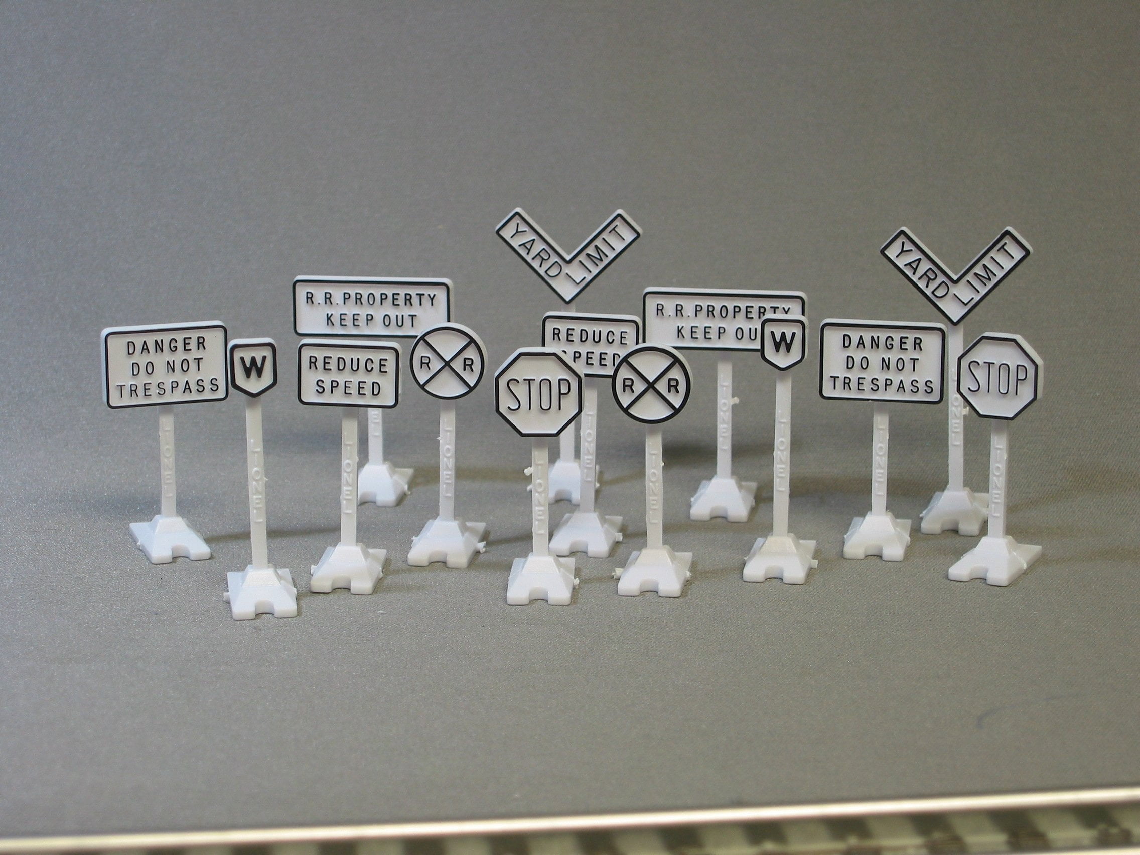 LIONEL FASTRACK RAILROAD SIGNS 6-62180-Bulk - Walmart.com