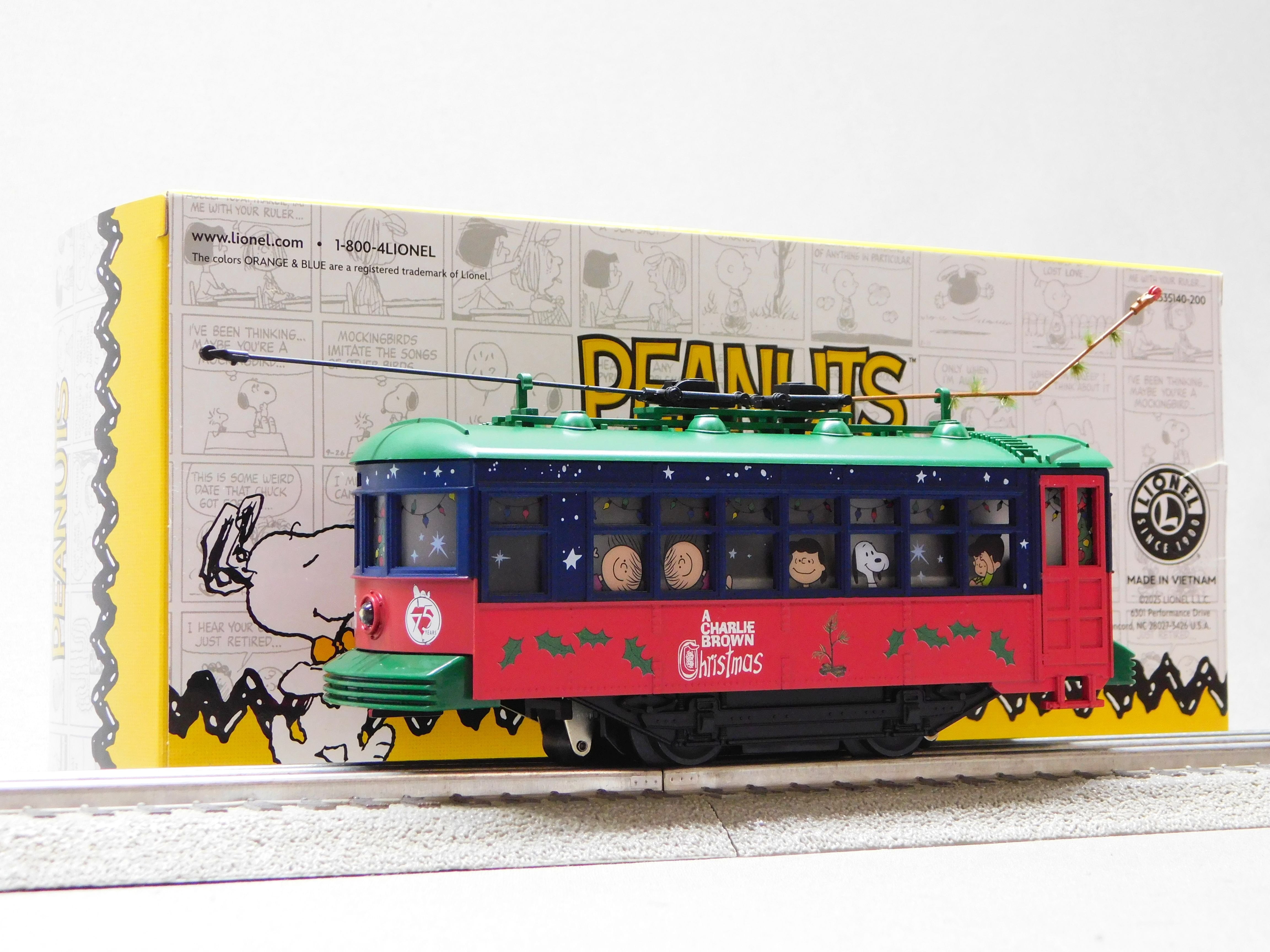 LIONEL PEANUTS 'A Charlie Brown Christmas' CHRISTMAS LIGHTED TROLLEY O ...