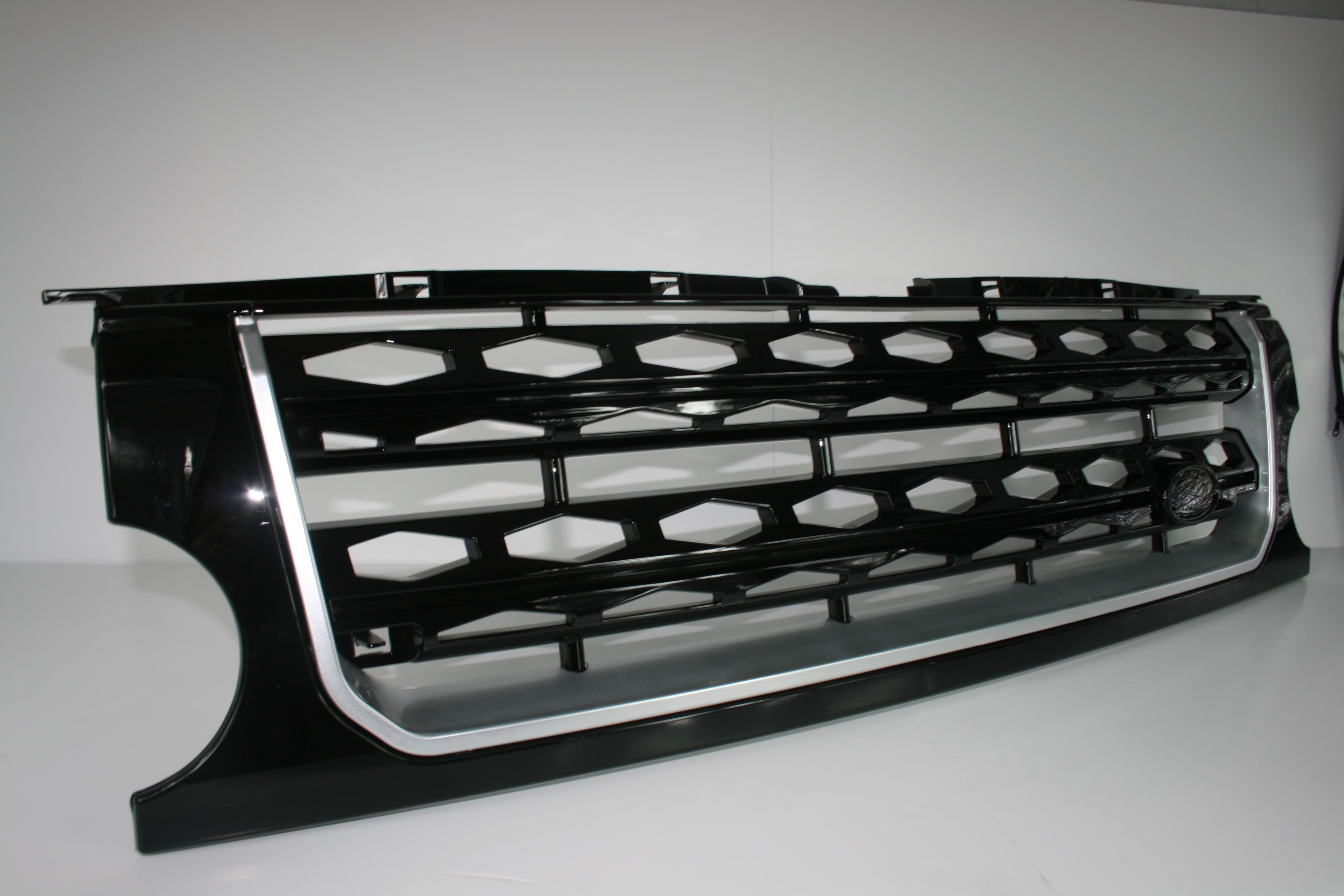 Land Rover Discovery Gloss Black with Gloss Black D4 Mesh and Silver Trim Conversion (2009 ...