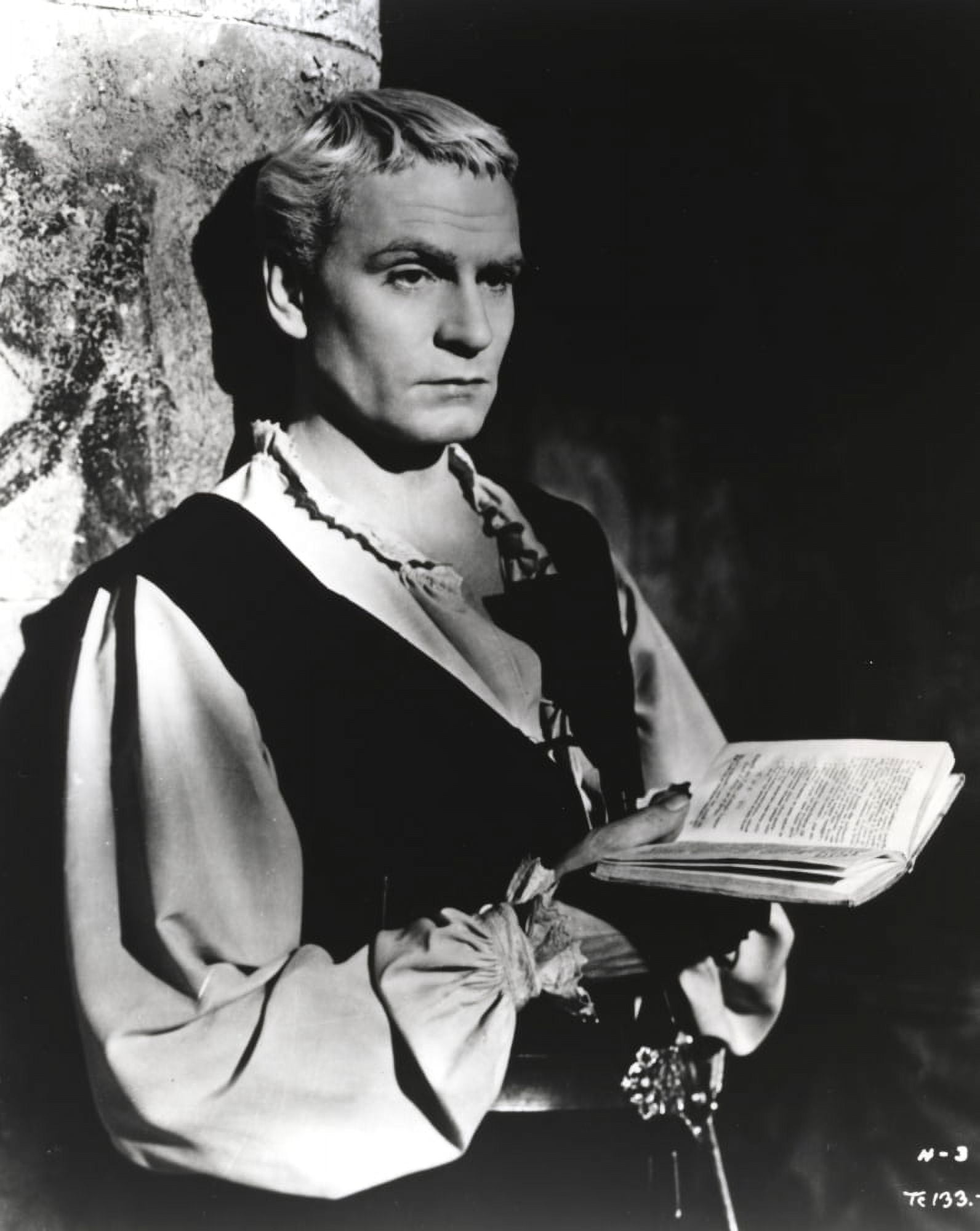 Laurence Oliver holding a book in Hamlet Photo Print (8 x 10) - Walmart.com
