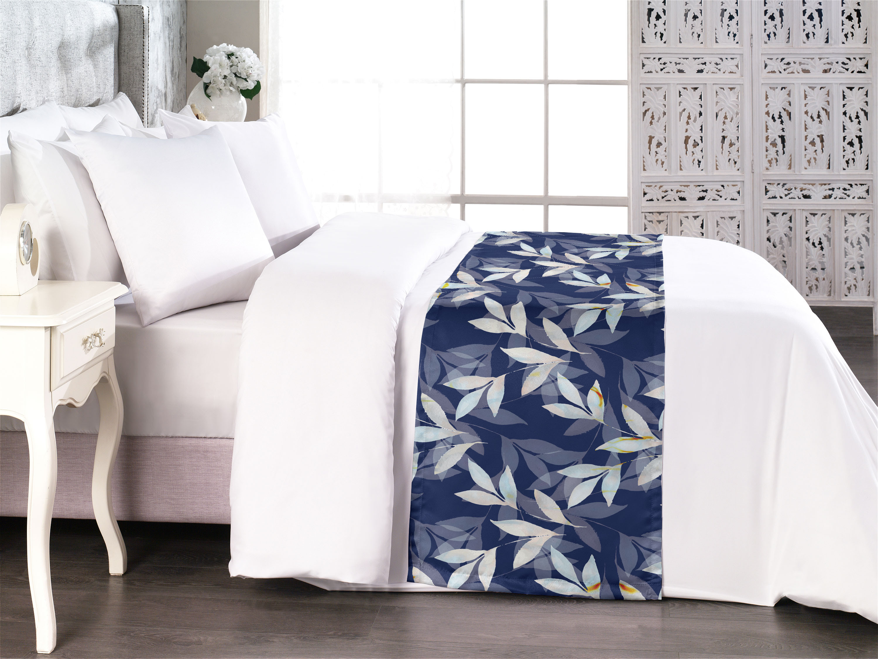 Leafy Design Bed Runner, Autumnal Leaf Silhouettes Romantic Artwork on ...