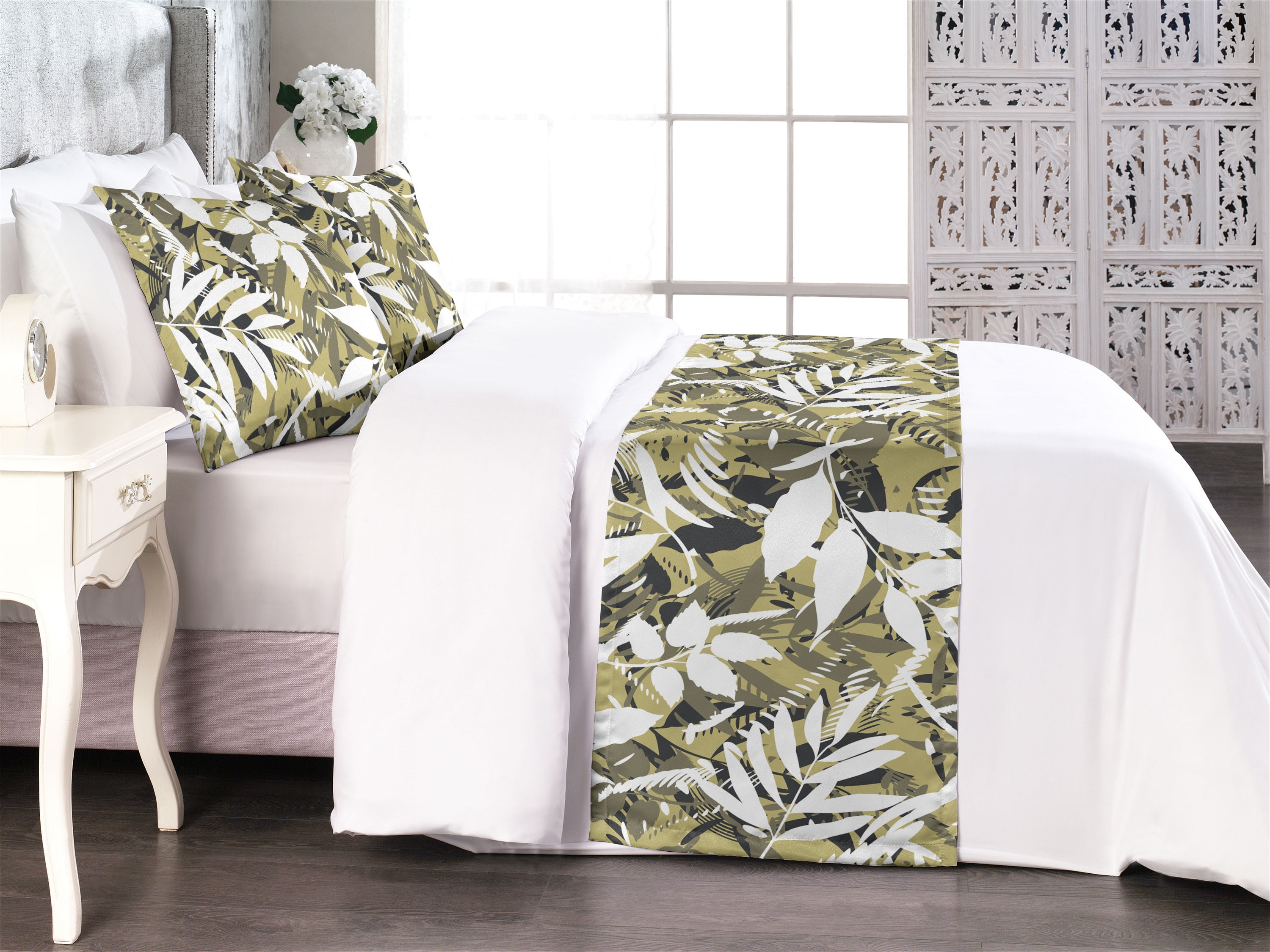 Leafy Design Bed Runner Set, Modern Exotic Leaves Silhouettes on Wild ...