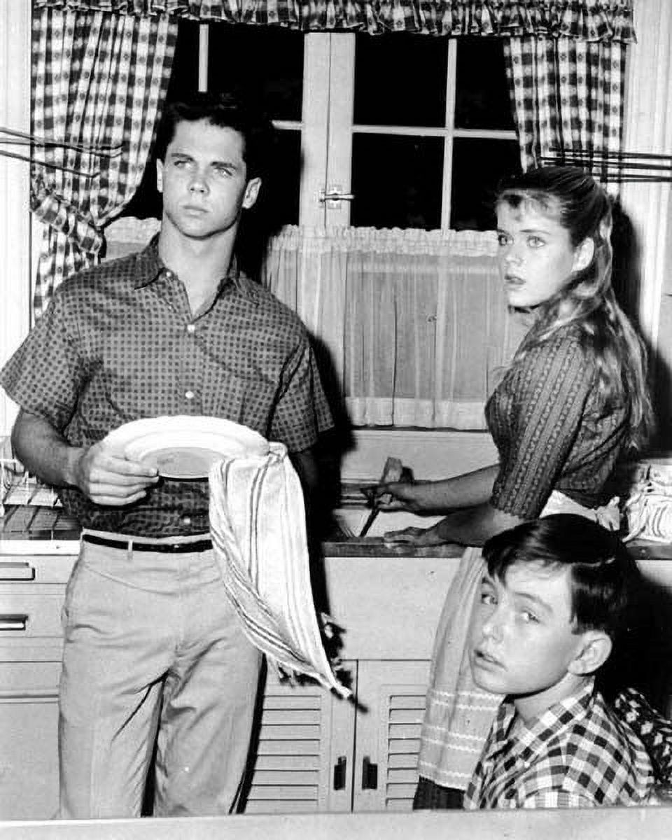 Leave it To Beaver Tony Dow Jerry Mathers Julie Foster wash dishes in ...