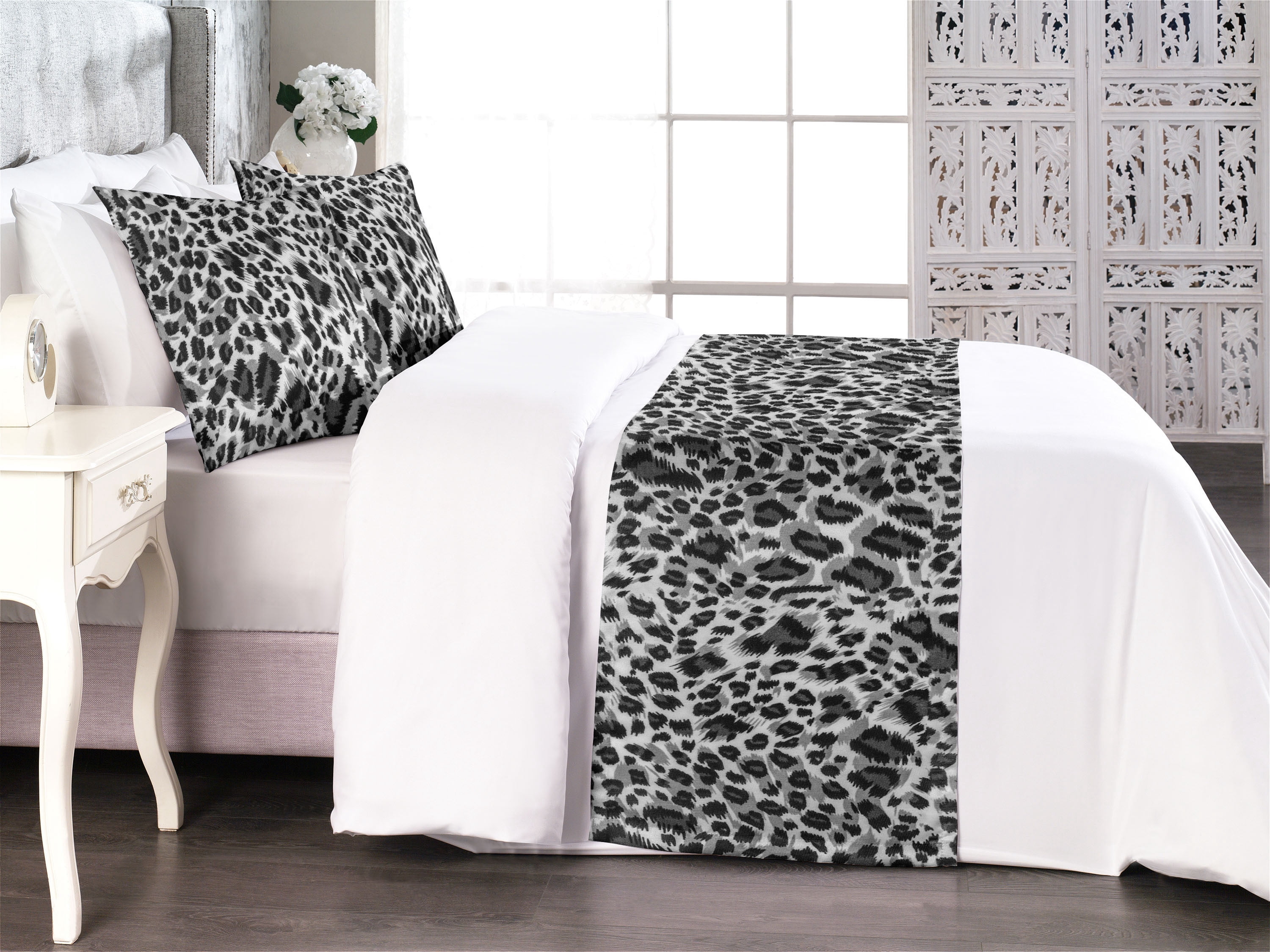 Leopard Print Bed Runner Set, Achromatic Colors of Repeating Wild Cat ...