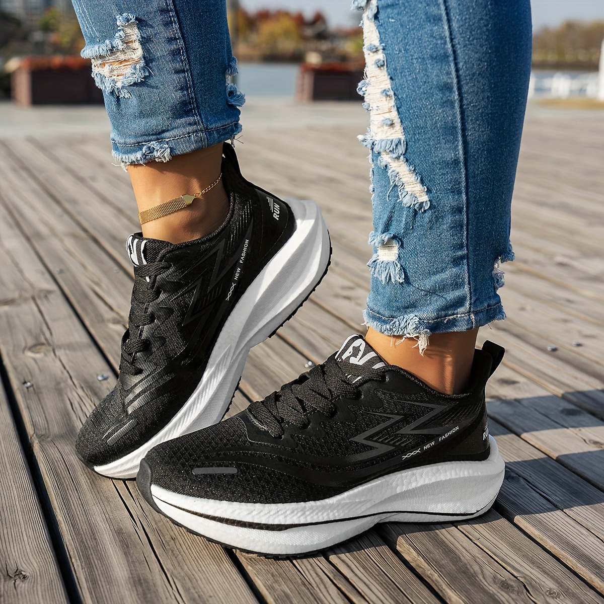 Lightweight And Versatile Couple'S Running Shoes with a Breathable Mesh ...