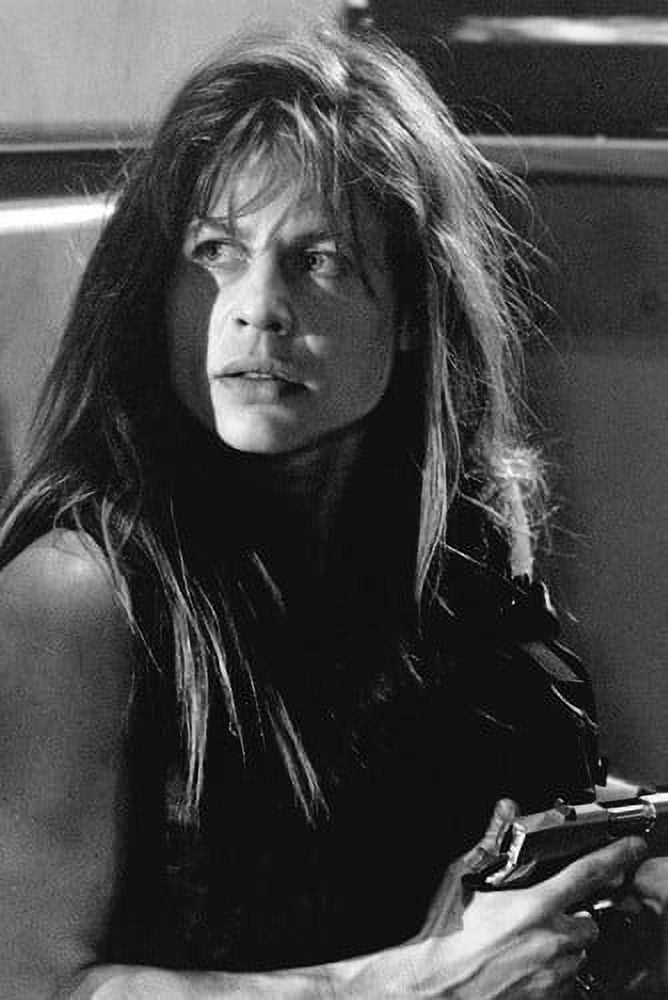 Linda Hamilton in Terminator 2: Judgment Day Sarah Connor with gun ...
