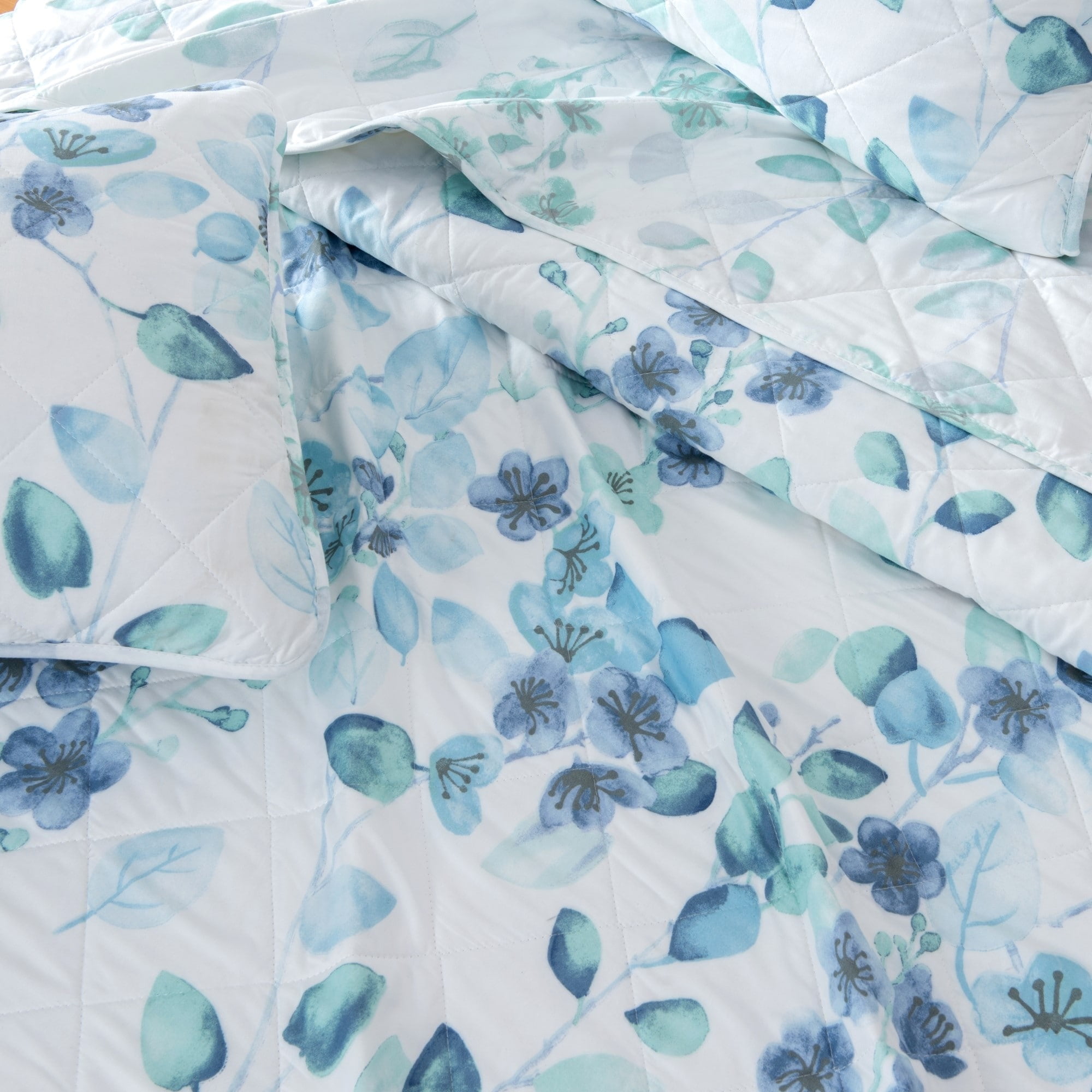 Linery & Co. Luxurious Watercolor Leaves Microfiber Quilt Set With ...