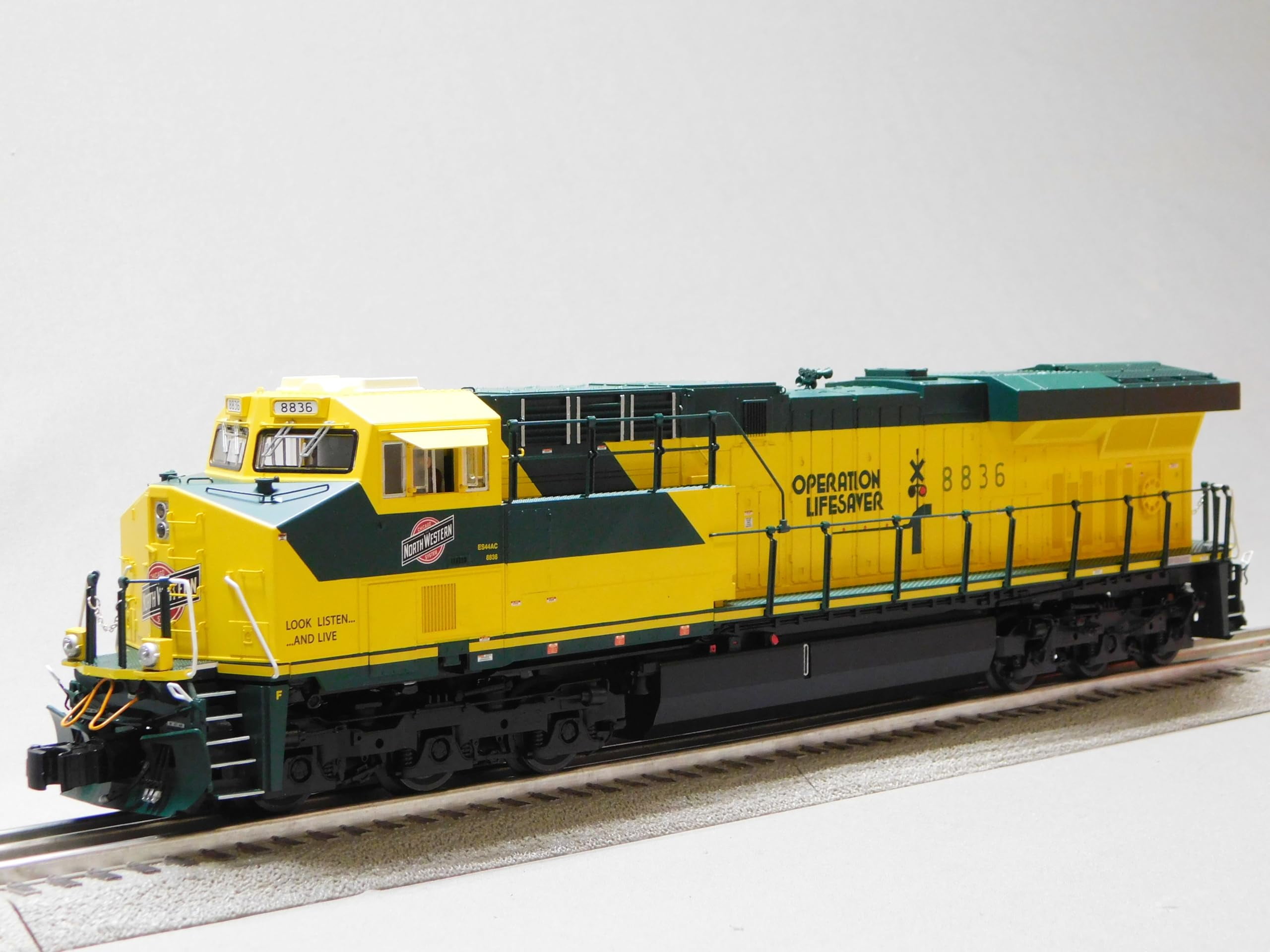 Lionel CNW Legacy ES44AC Diesel Locomotive #8836 O Gauge 2333451 - Walmart.com