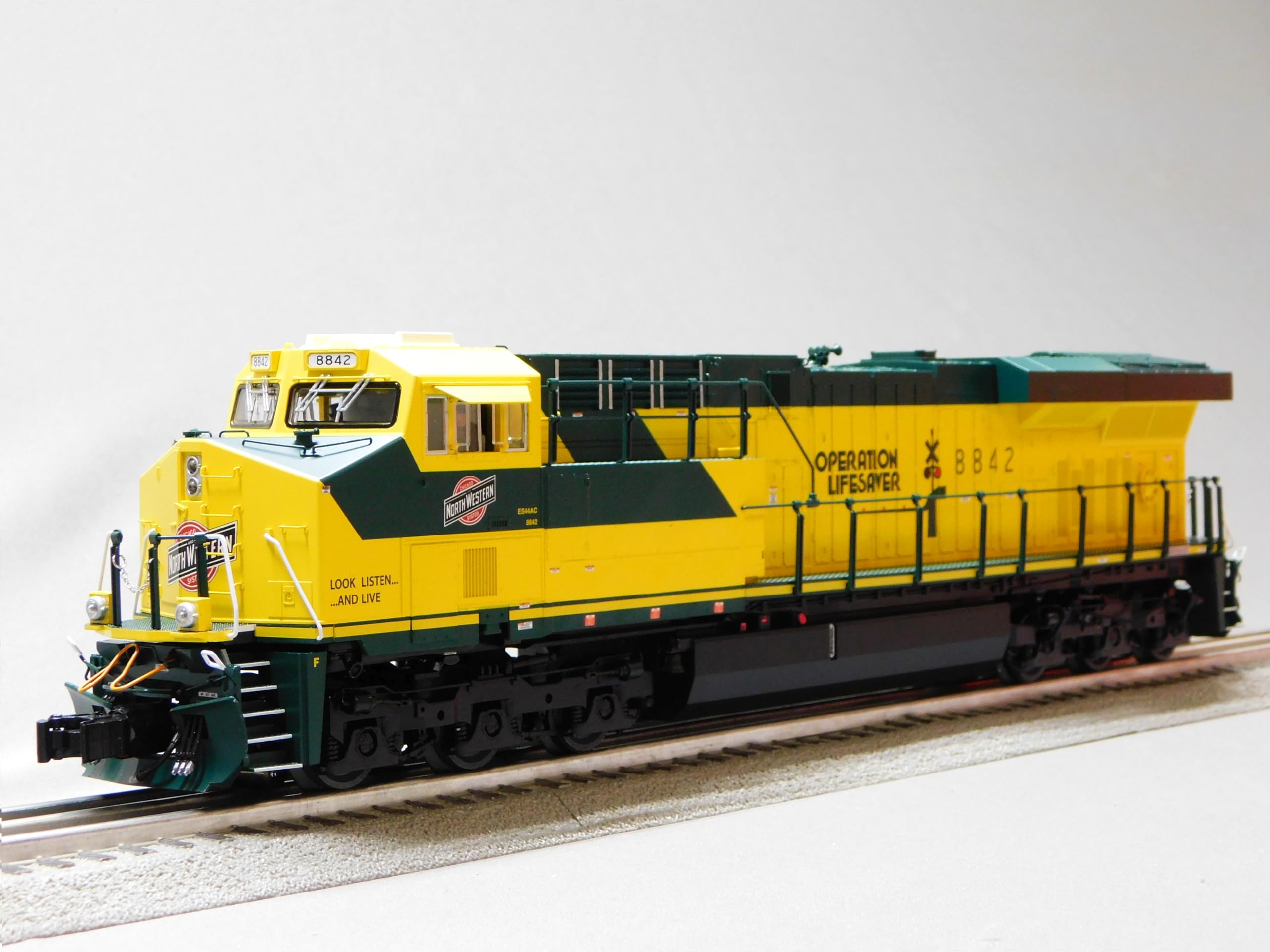 Lionel CNW Legacy ES44AC Diesel Locomotive #8842 O Gauge 2333452 - Walmart.com