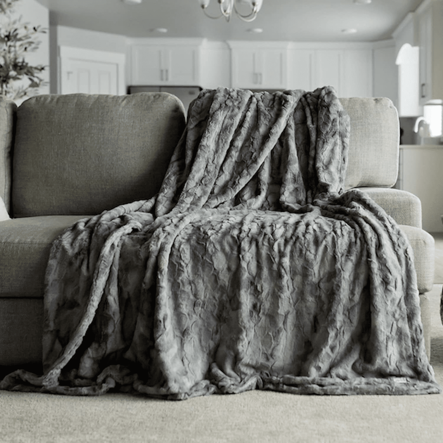 Lomyolo Large Faux Fur Throw Blanket, Soft, Cozy, Elegant, 60" x 80 ...